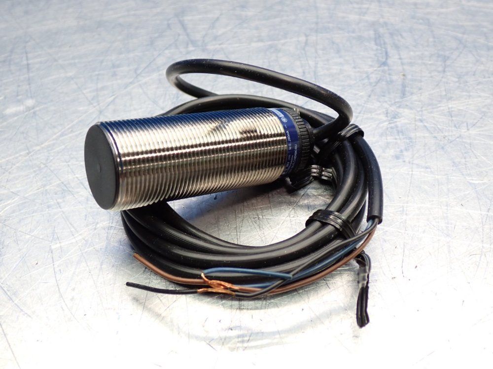 Used Schneider Electric Inductive Proximity Switch | HGR*24
