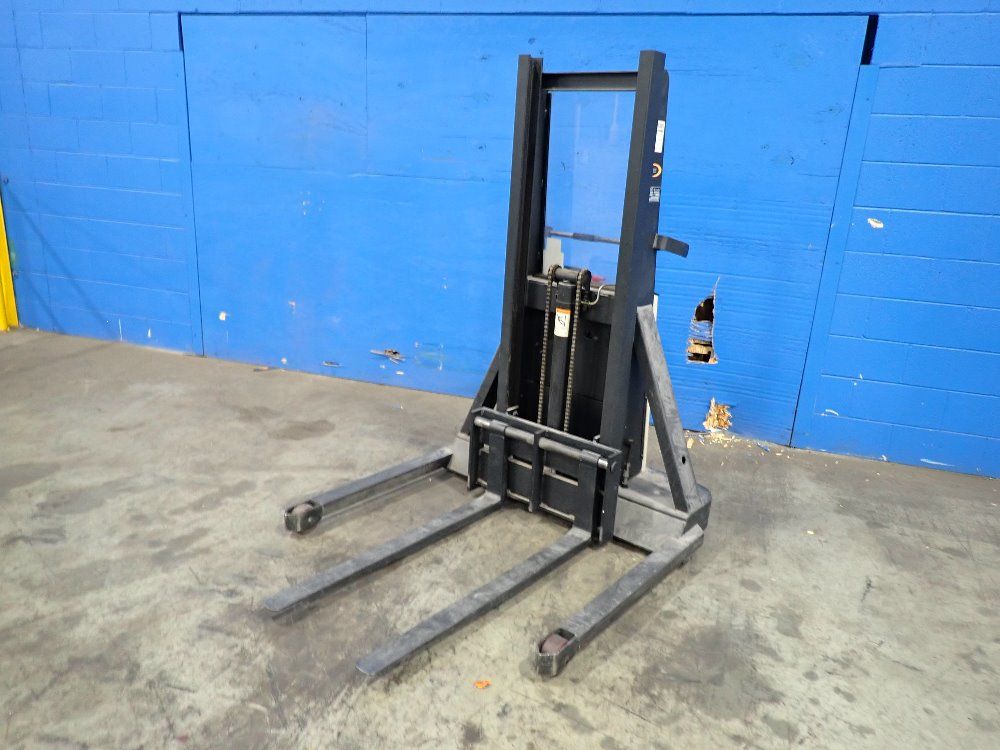 Used Crown 2003 Crown 20bs Electric Straddle Lift | HGR Industrial...
