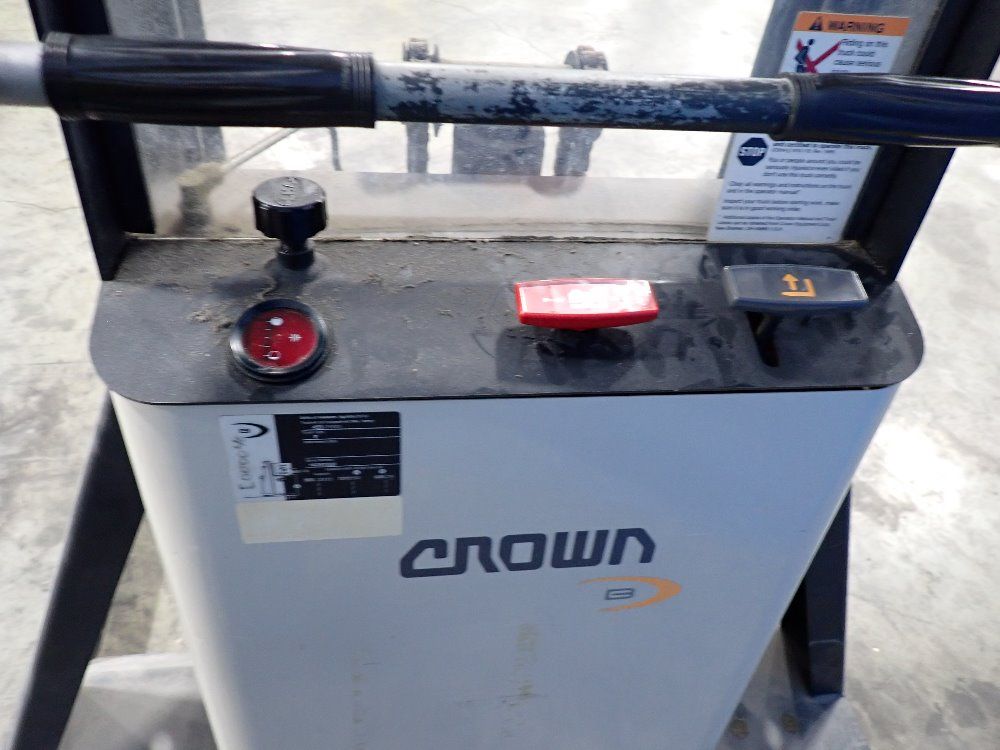 Used Crown 2003 Crown 20bs Electric Straddle Lift | HGR Industrial...