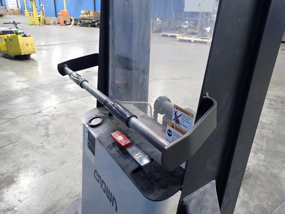 Used Crown 2003 Crown 20bs Electric Straddle Lift | HGR Industrial...