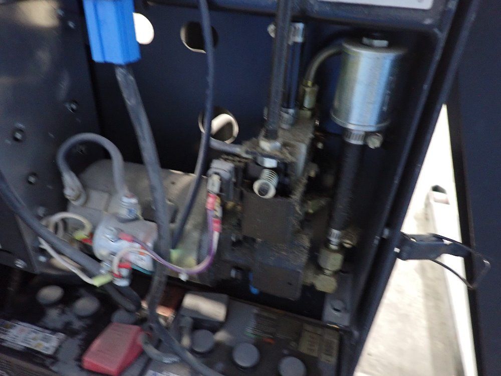 Used Crown 2003 Crown 20bs Electric Straddle Lift | HGR Industrial...