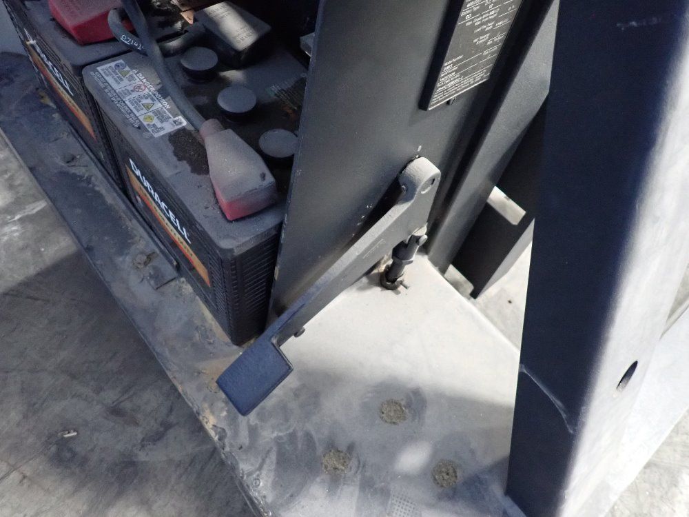 Used Crown 2003 Crown 20bs Electric Straddle Lift | HGR Industrial...